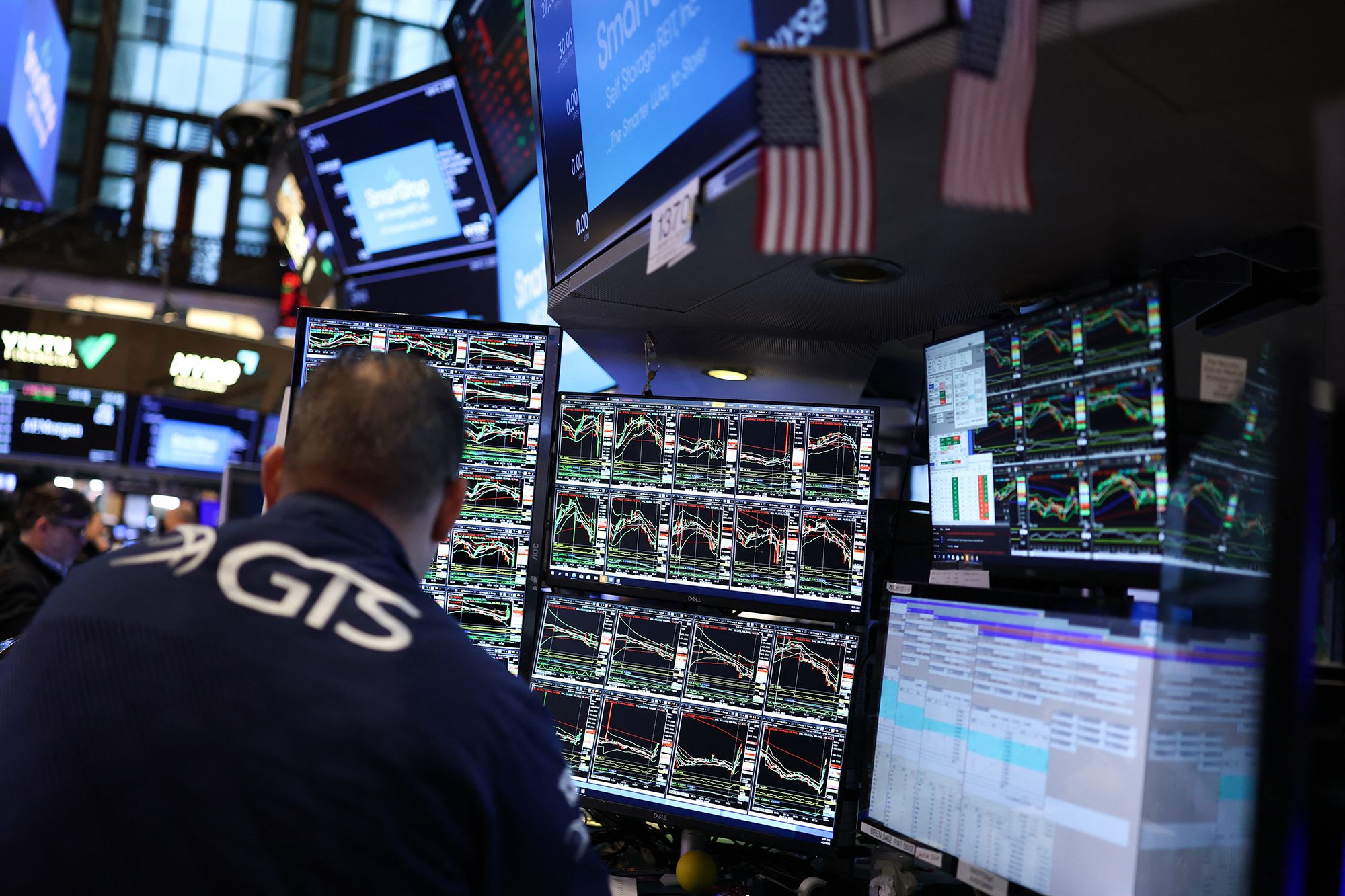 Dow plunges and dollar weakens as recession fears grip Wall Street ...