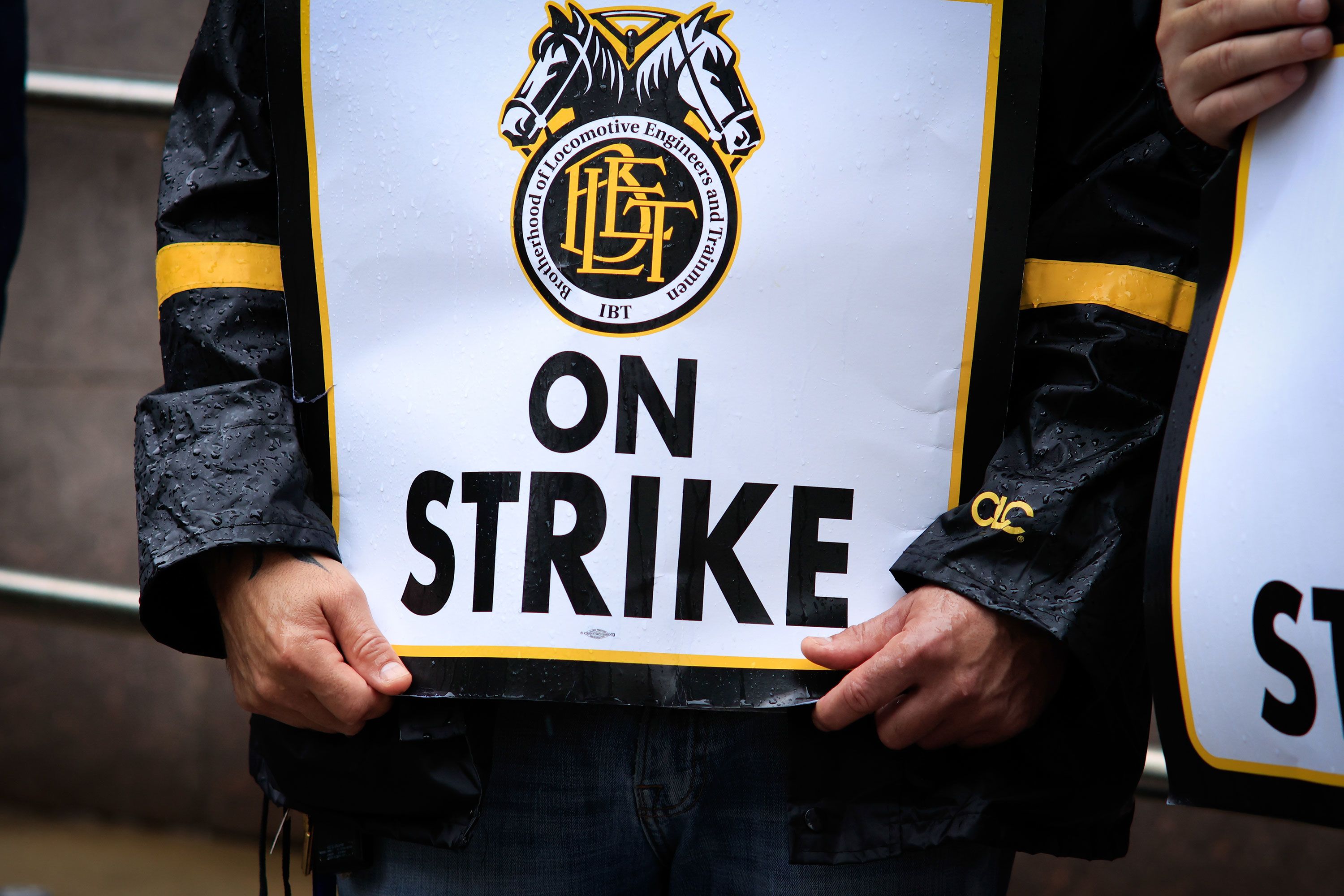 New Jersey Transit reaches tentative deal with engineers union that ...