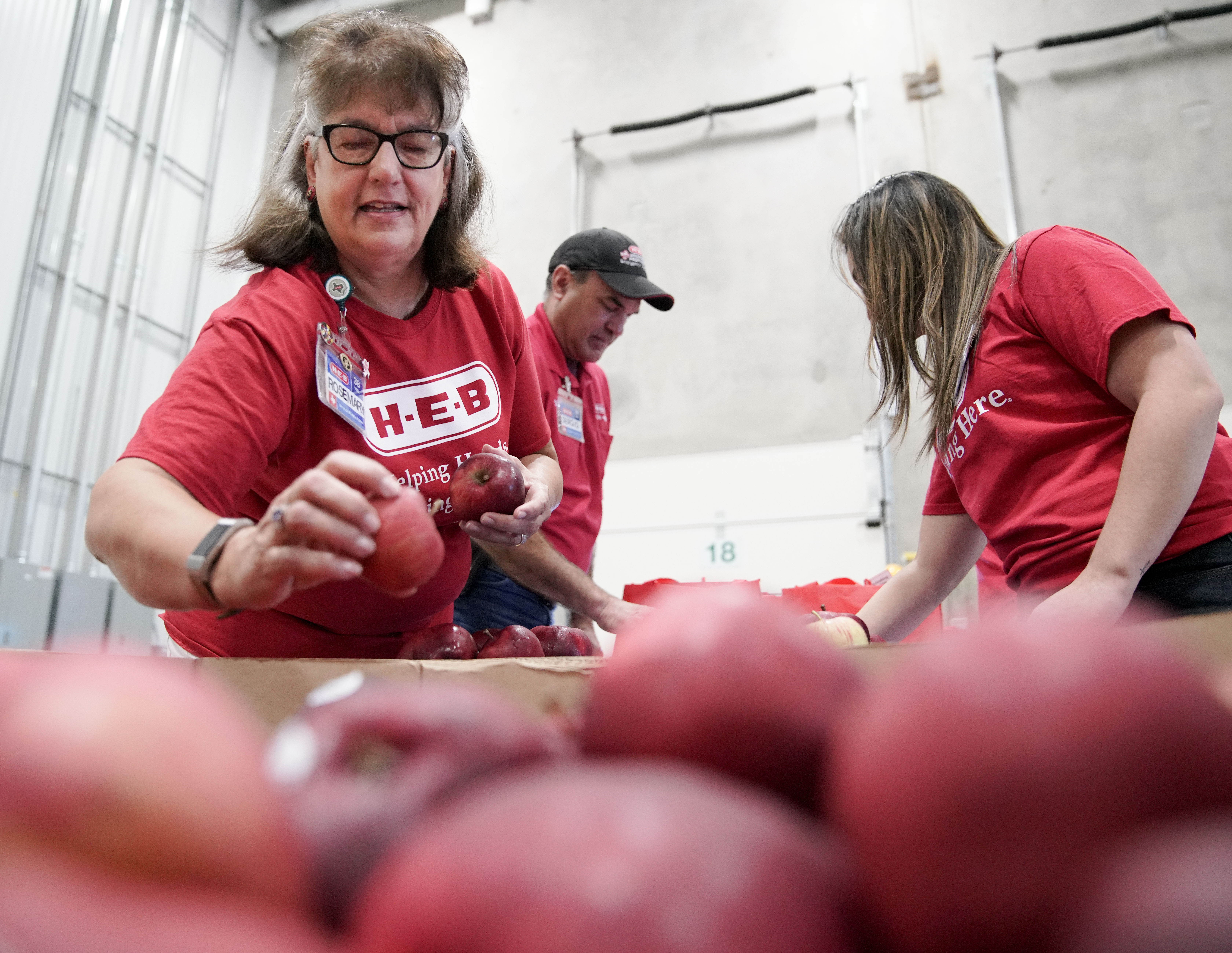 H-E-B Donates 1.5 Million Apples to Texans in Need |Houston Style ...